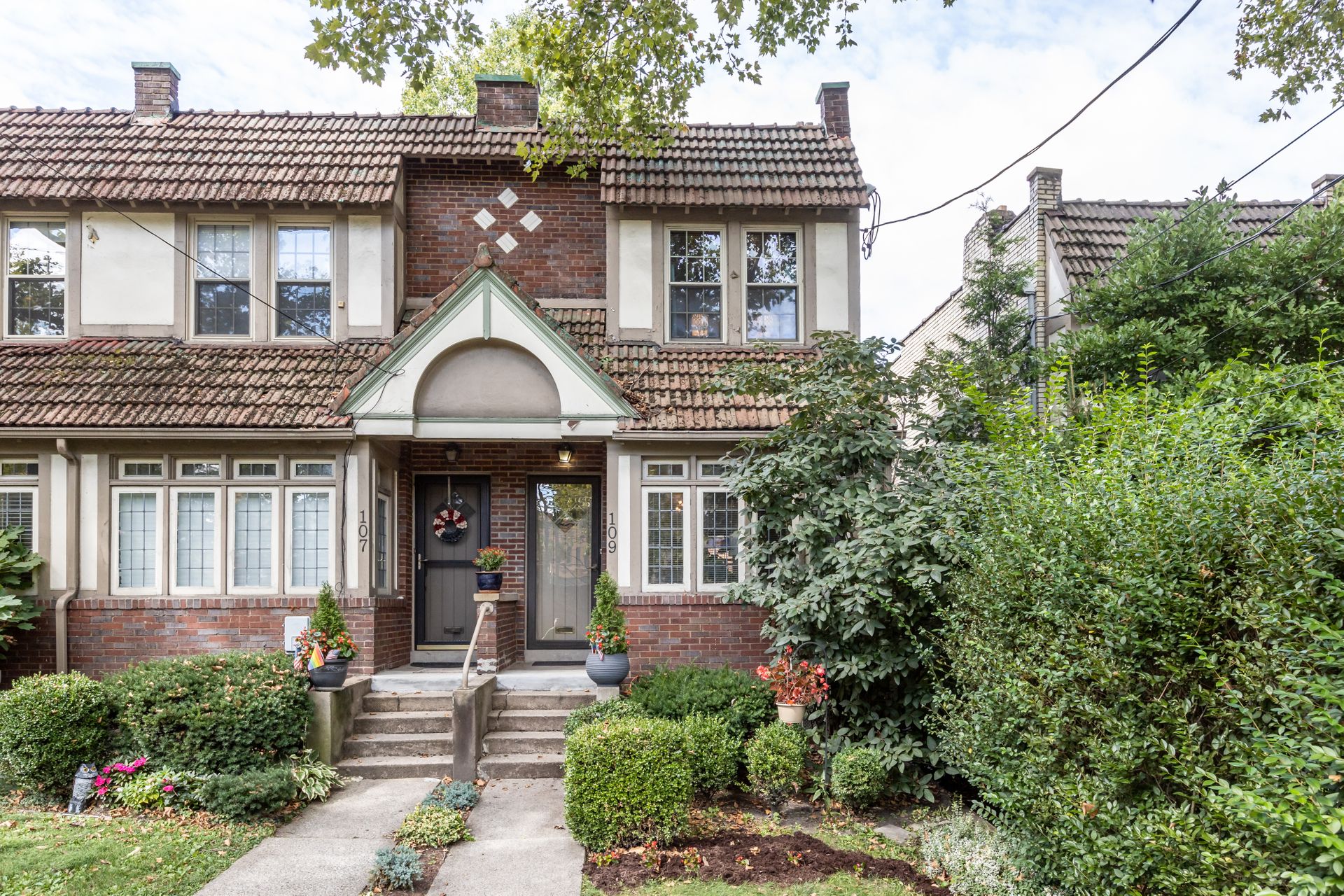 Beds: 2 Baths: 1.5 Living Space: 966 Sq. Ft.