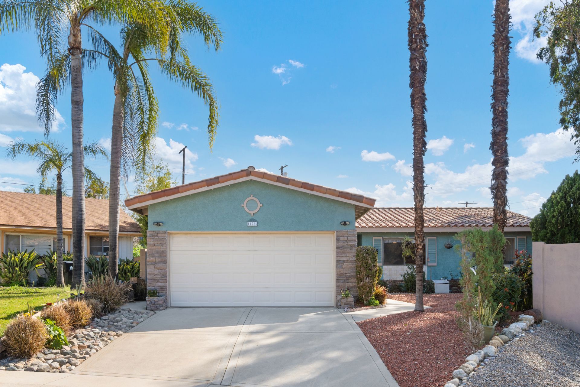 Bedrooms: 4 Baths: 2 Living Space: 1600 Sq. Ft.