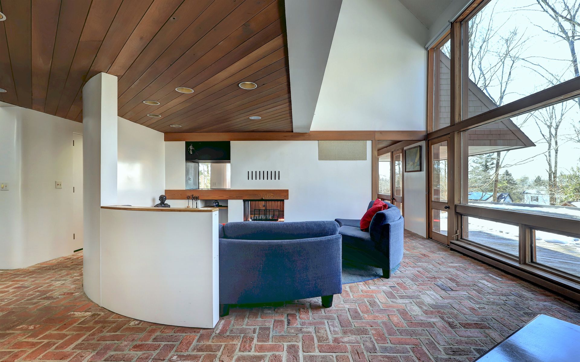 Beds: 3 Baths: 2.1 Living Space: 3048 sq. ft.