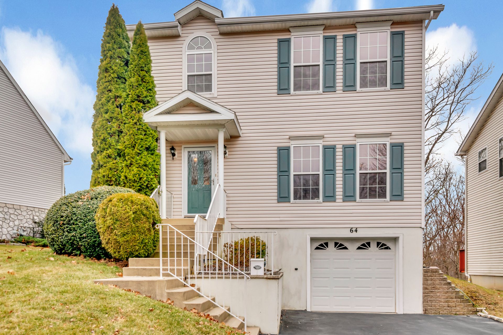 Beds: 3 Baths: 2.5 Living Space: 1568 Sq. Ft.