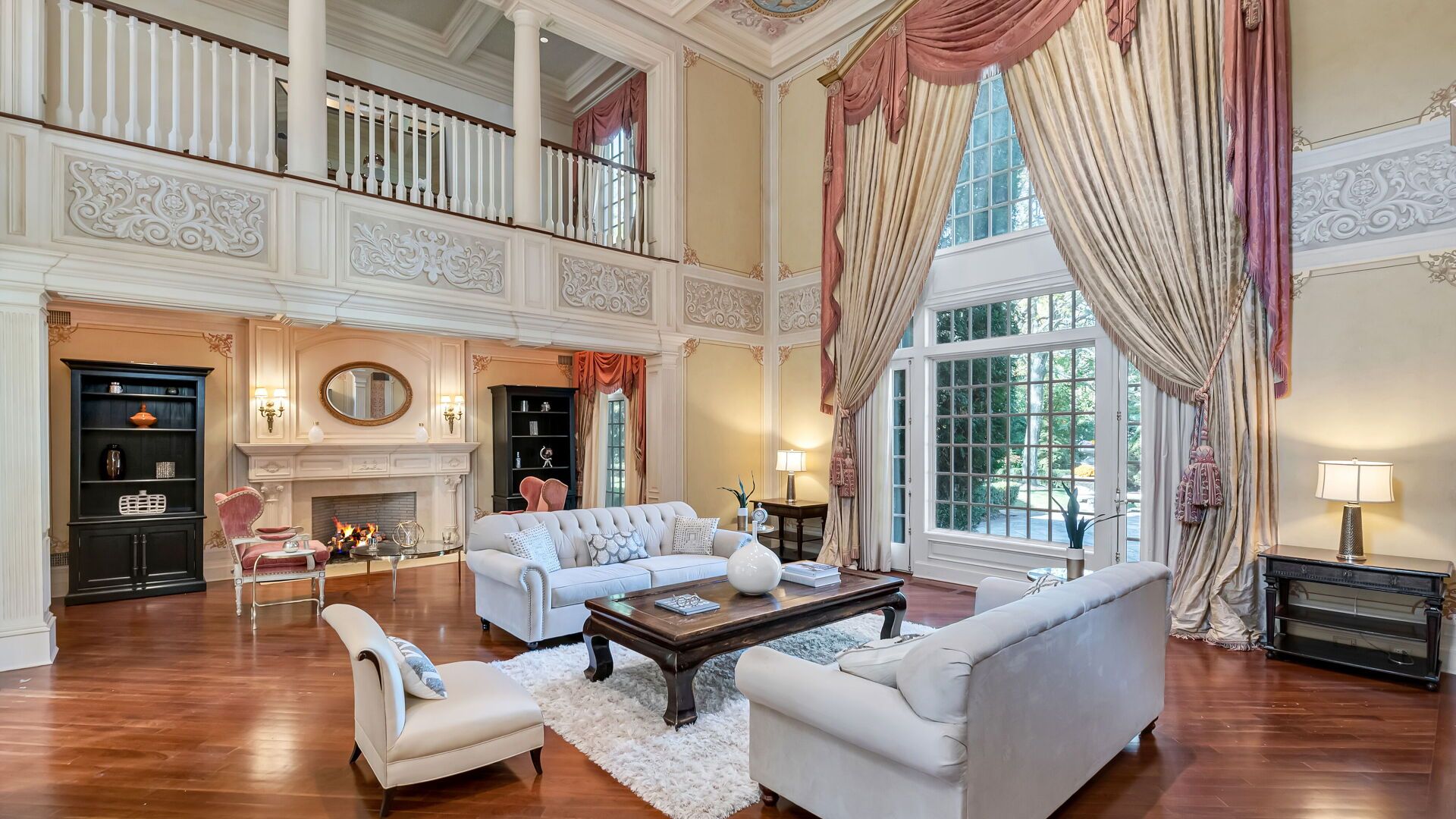 Bedrooms: 10 Bathrooms: 18